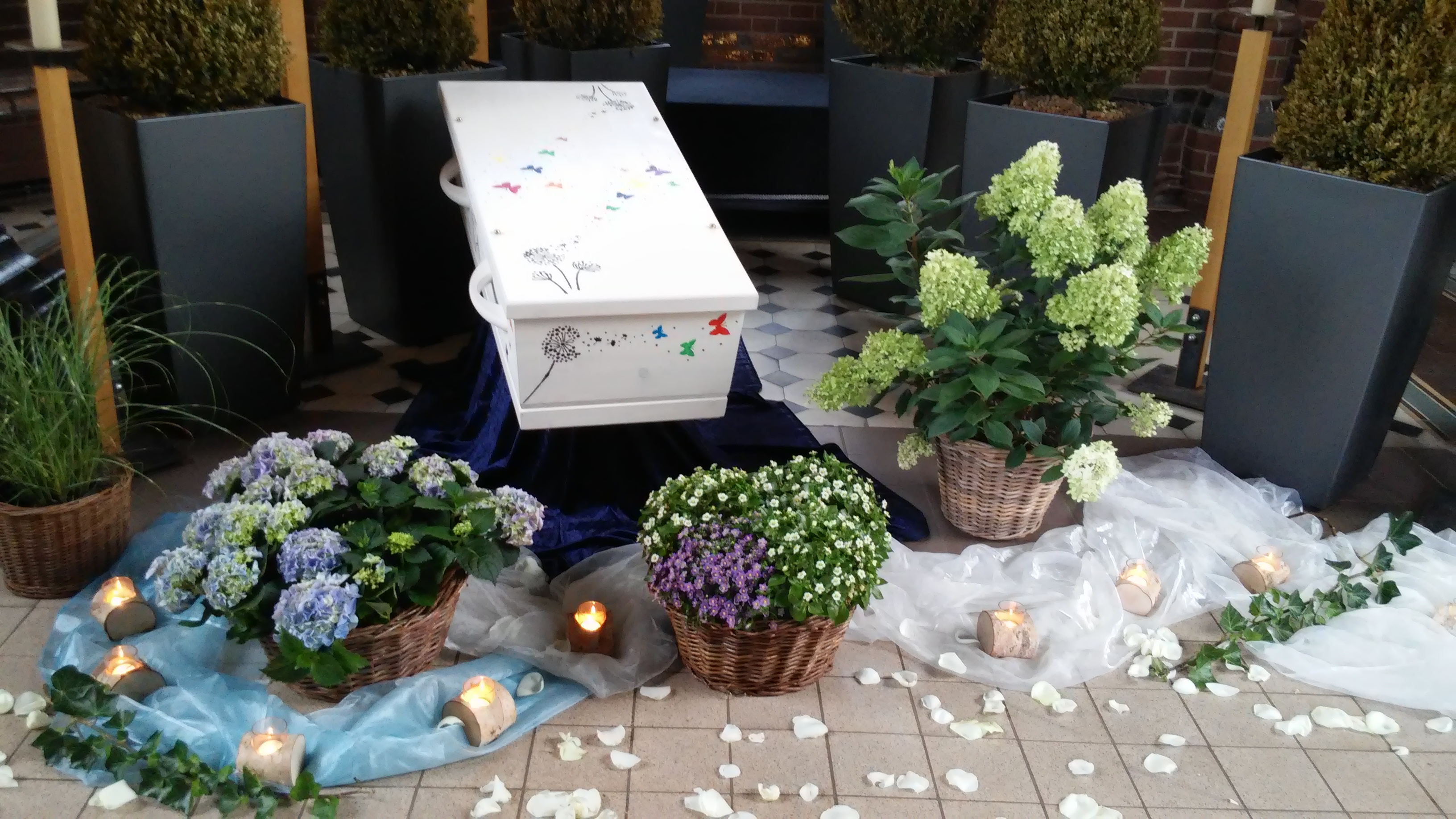 Galerie - Sarggestaltung für die gemeinsame Bestattung der Babys - Förderprogramme | Haus des ...