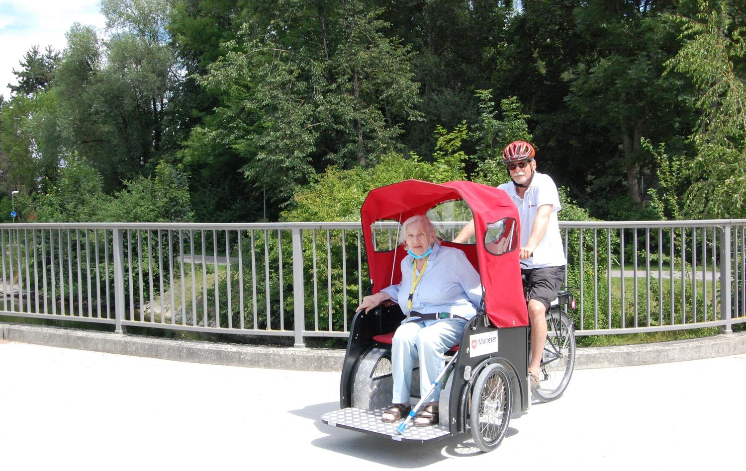 Malteser Rikscha Ausflugsfahrten gegen Alterseinsamkeit mit den ...